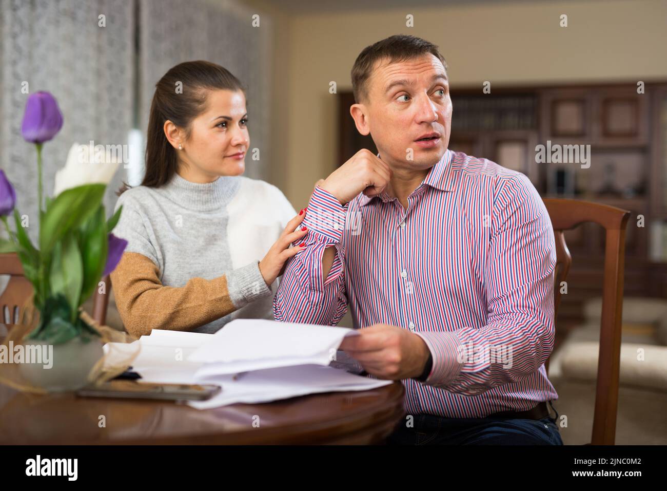 Man and woman filling out papers Stock Photo - Alamy