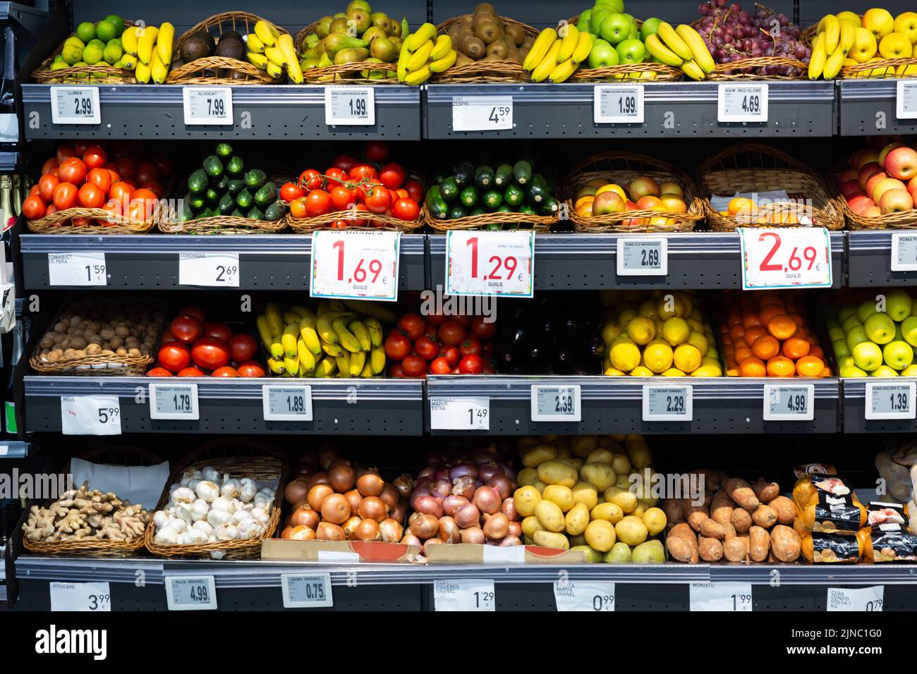 Market counter with fruits and vegetables Stock Photo - Alamy