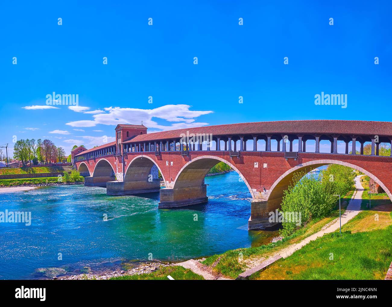 The covered Ponte Copetro or Ponte Vecchio bridge in Pavia, Italy Stock ...