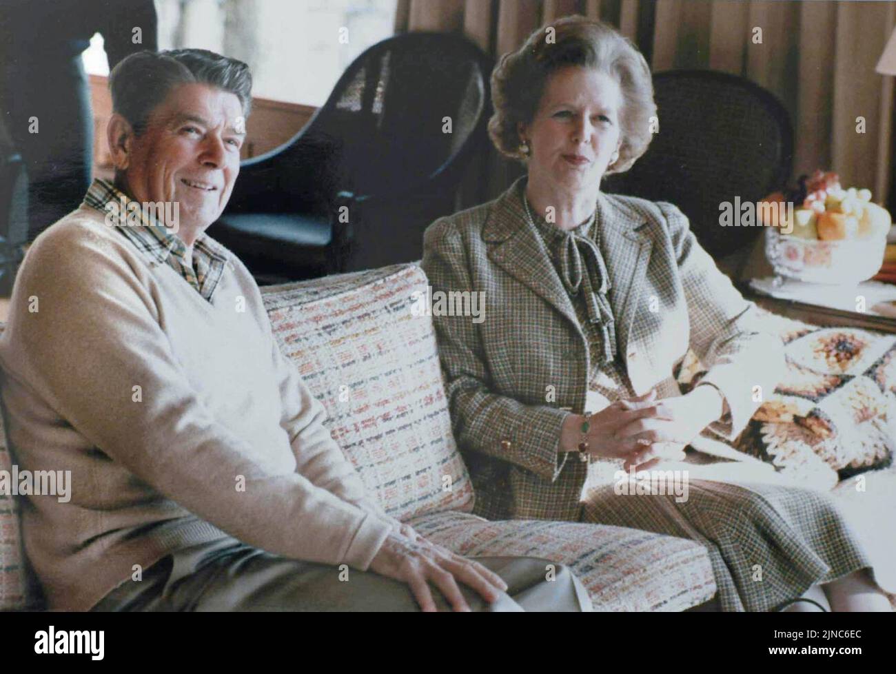 Thatcher Reagan Camp David sofa 1984 Stock Photo - Alamy