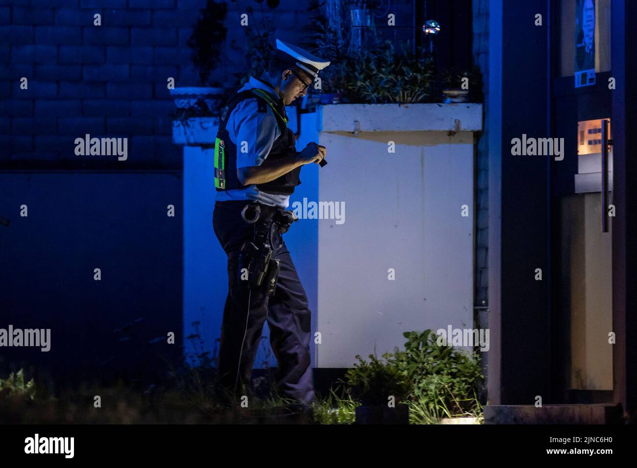 Solingen, Germany. 10th Aug, 2022. A police officer examines a crime ...