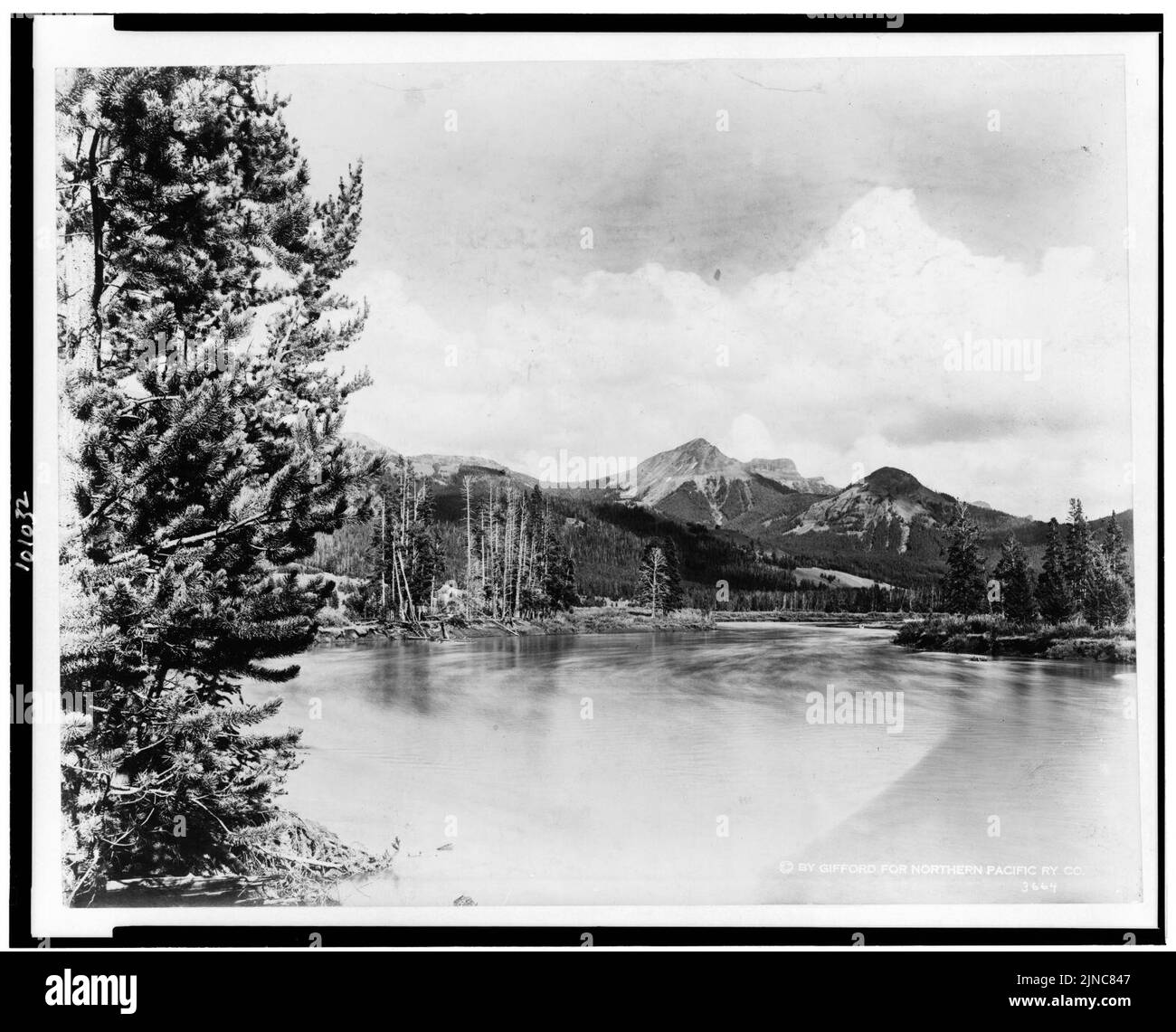 The Absaroka Mountains and the Yellowstone River in Yellowstone ...