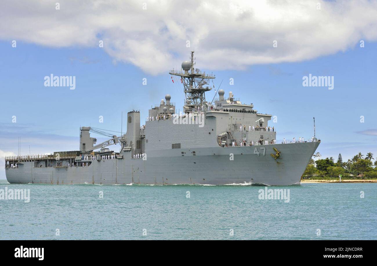The amphibious dock landing ship USS Rushmore (LSD 47) approaches Joint ...