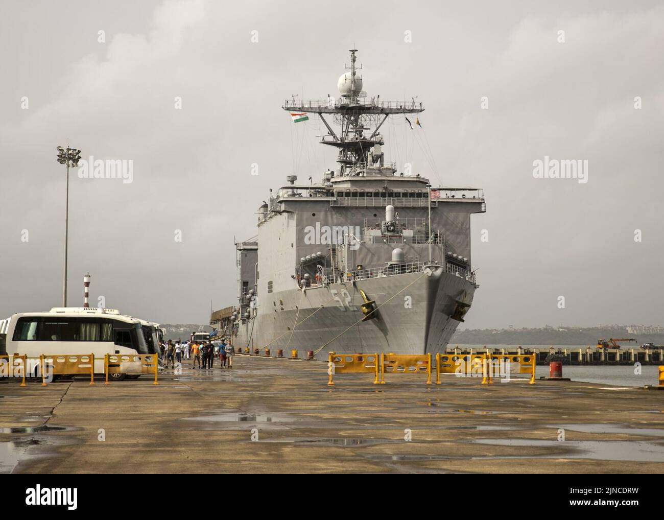 The amphibious dock landing ship USS Pearl Harbor (LSD 52) is pierside ...