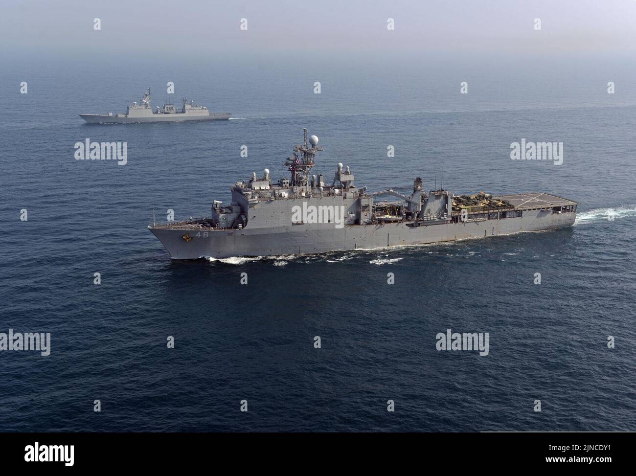 The amphibious dock landing ship USS Ashland (LSD 48), front, transits ...