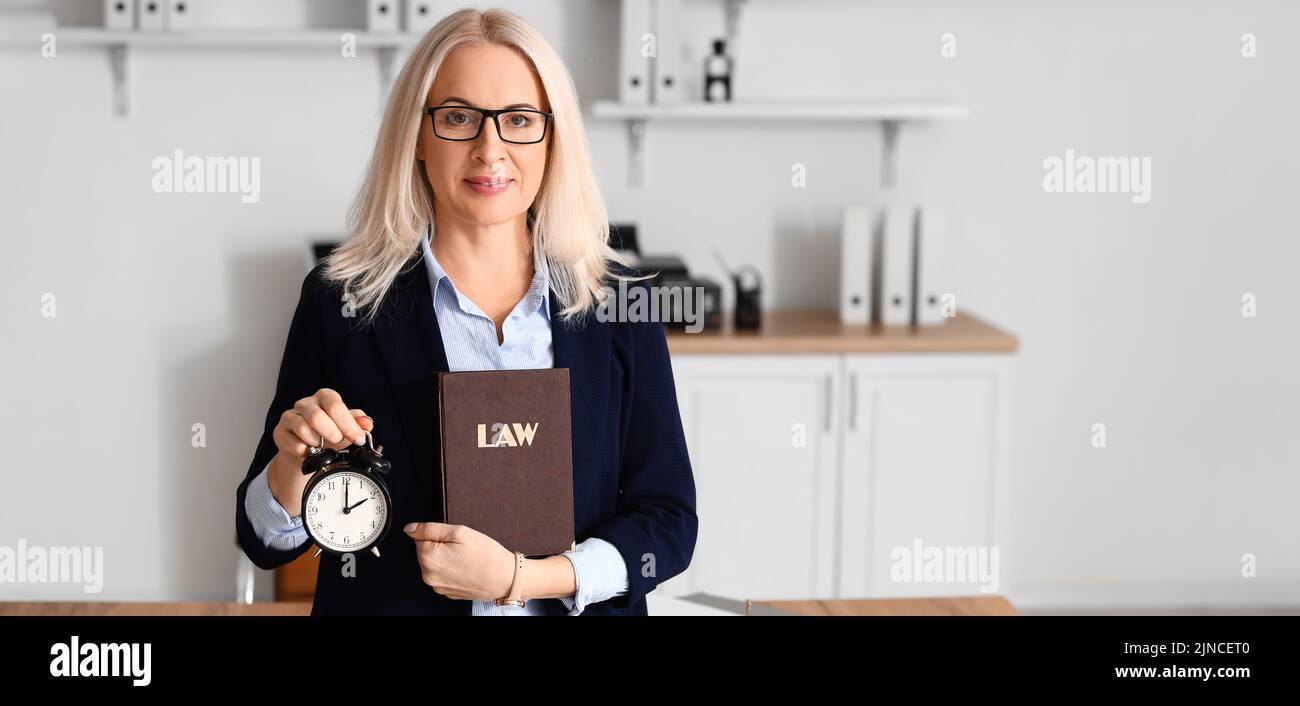 Woman advocate in courtroom hi-res stock photography and images - Alamy