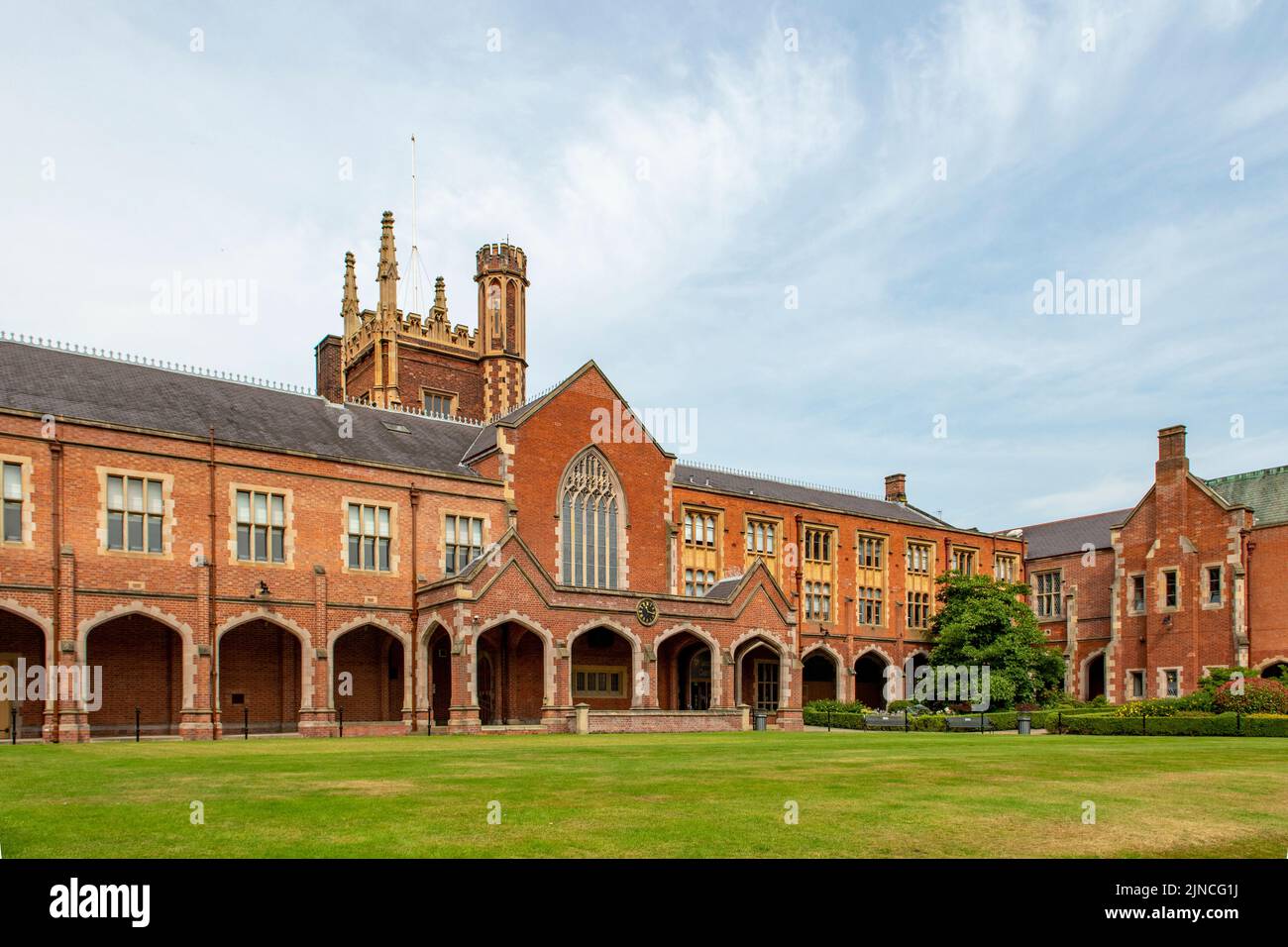 Quadrangle university hi-res stock photography and images - Alamy