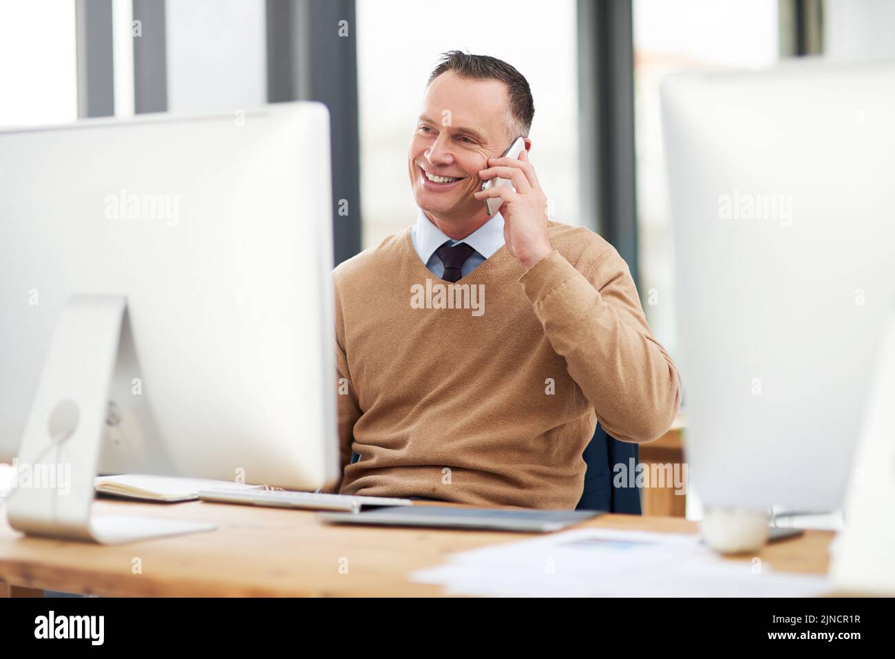 Working middle aged man smiling hi-res stock photography and images - Alamy