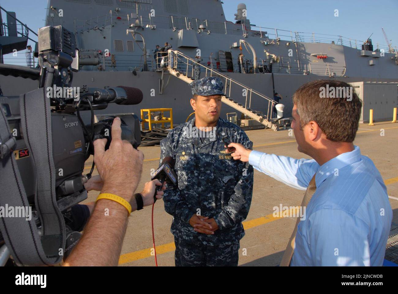 The Arleigh Burke-class guided-missile destroyer USS Mason (DDG 87 ...