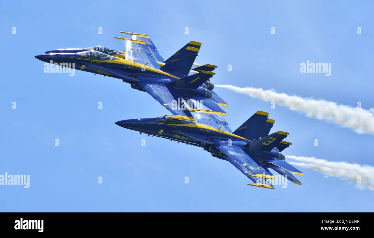The Blue Angels Diamond formation soars over the crowd at the Pensacola ...