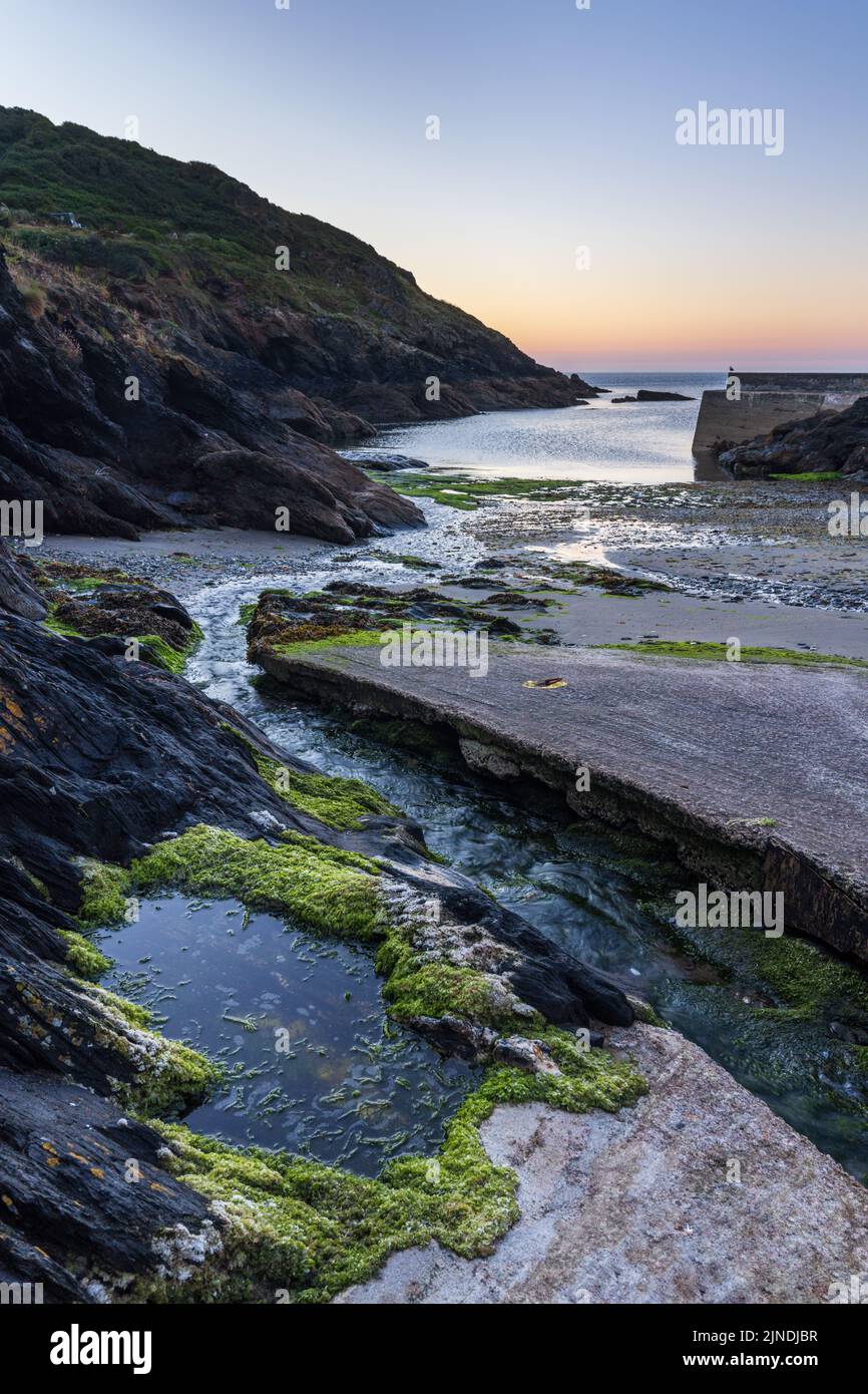 Sunrise at Portloe harbour on the Cornish coast Stock Photo - Alamy