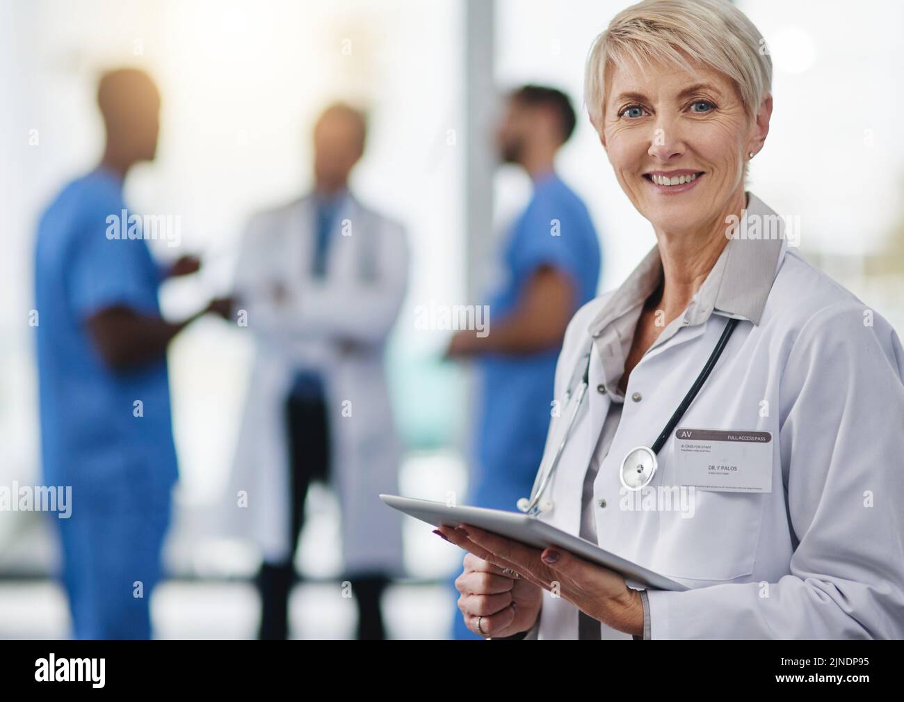 Old lady smiling hospital hi-res stock photography and images - Alamy
