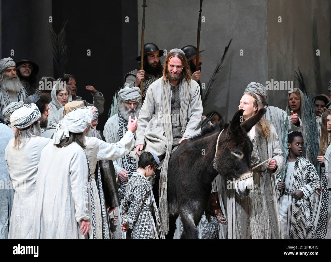 Der Jesusdarsteller Frederik Mayet reitet auf einem Esel bei der ...