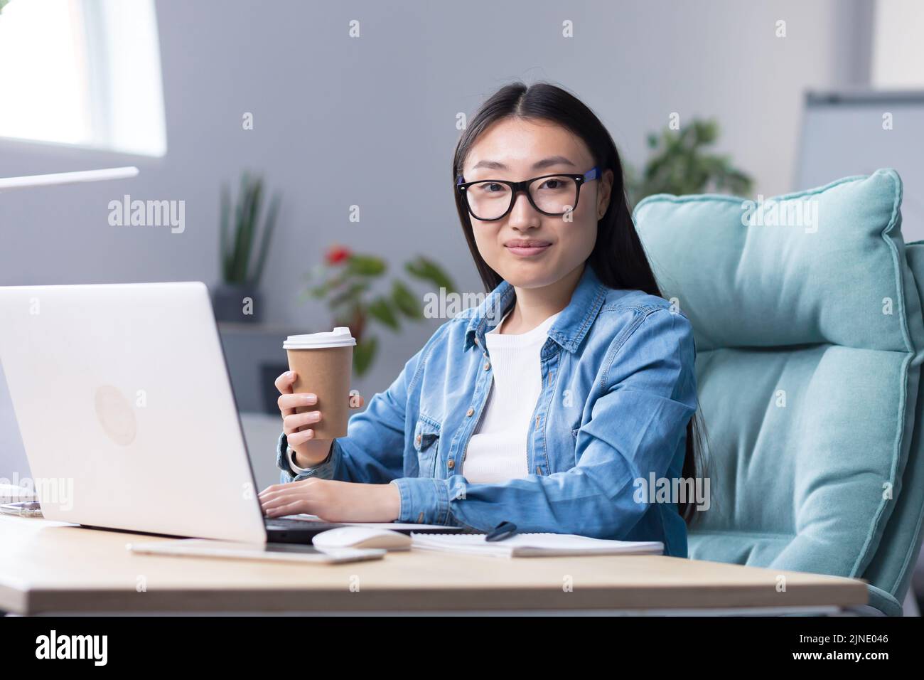 Modern asian office people coffee hi-res stock photography and images ...