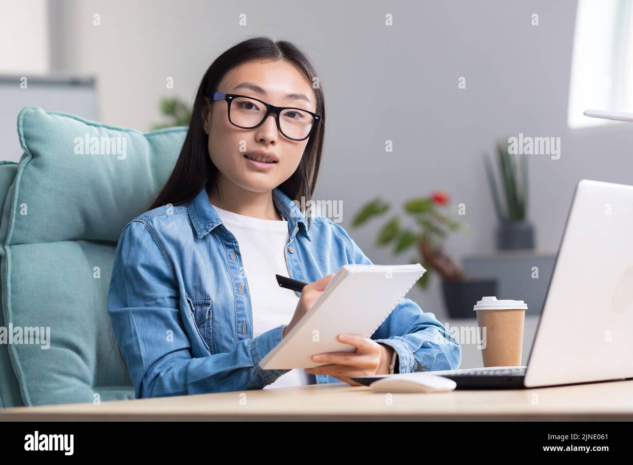 Girl interview desk hi-res stock photography and images - Alamy