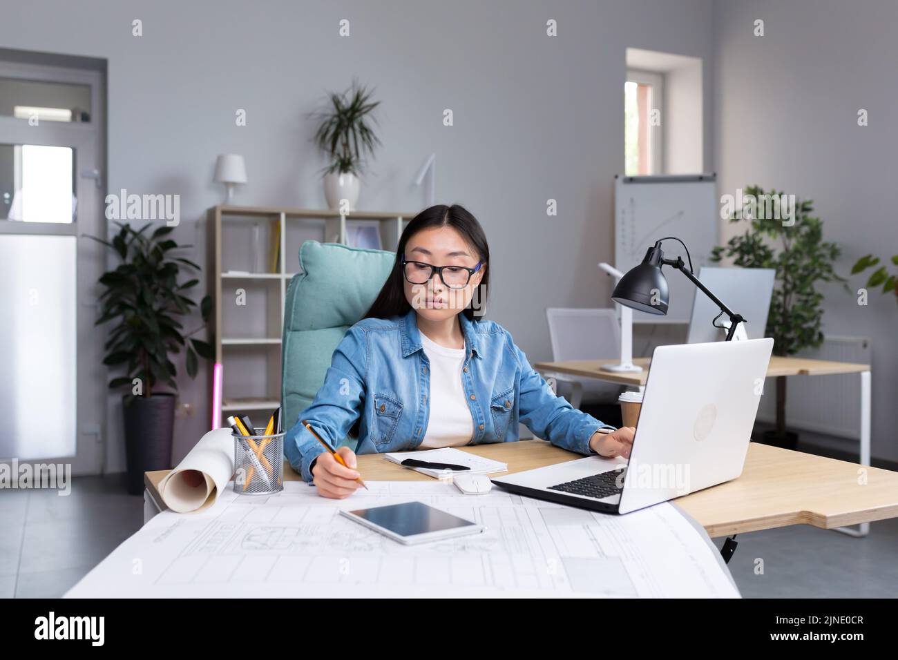 Portrait asian interior designer hi-res stock photography and images ...