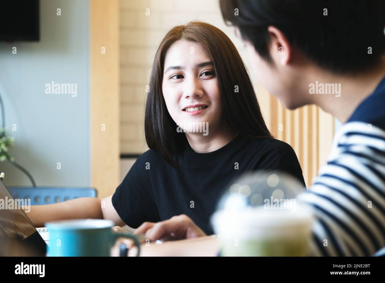 Idea discussion hi-res stock photography and images - Alamy