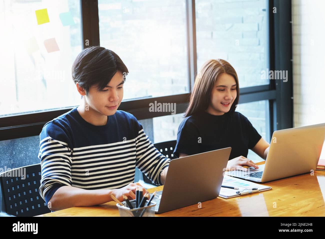 Team employees talking desk laptop hi-res stock photography and images ...