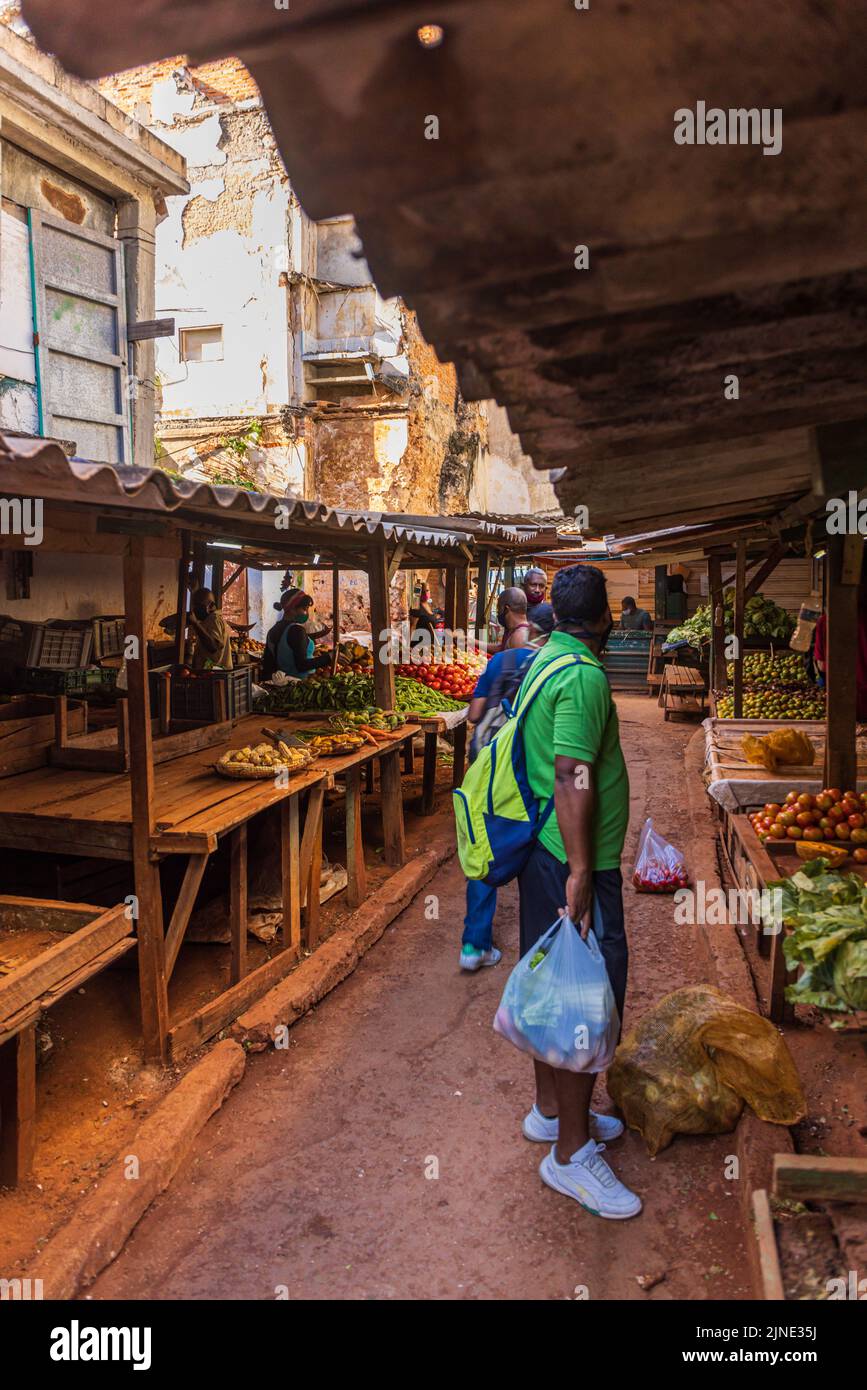 Havana cuba cuban market shop hi-res stock photography and images - Alamy