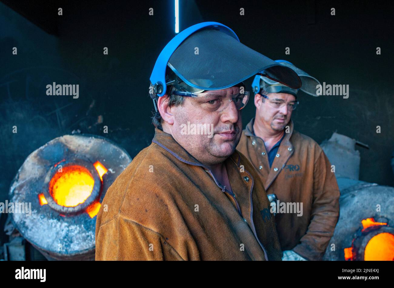 Workers working dangerous job hi-res stock photography and images - Alamy