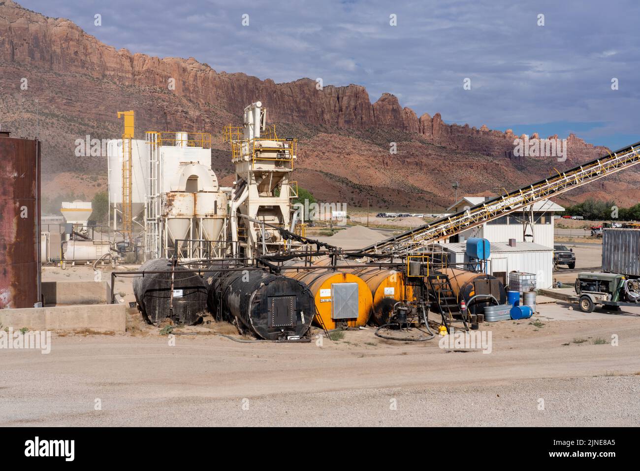 Bitumen mixing hi-res stock photography and images - Alamy