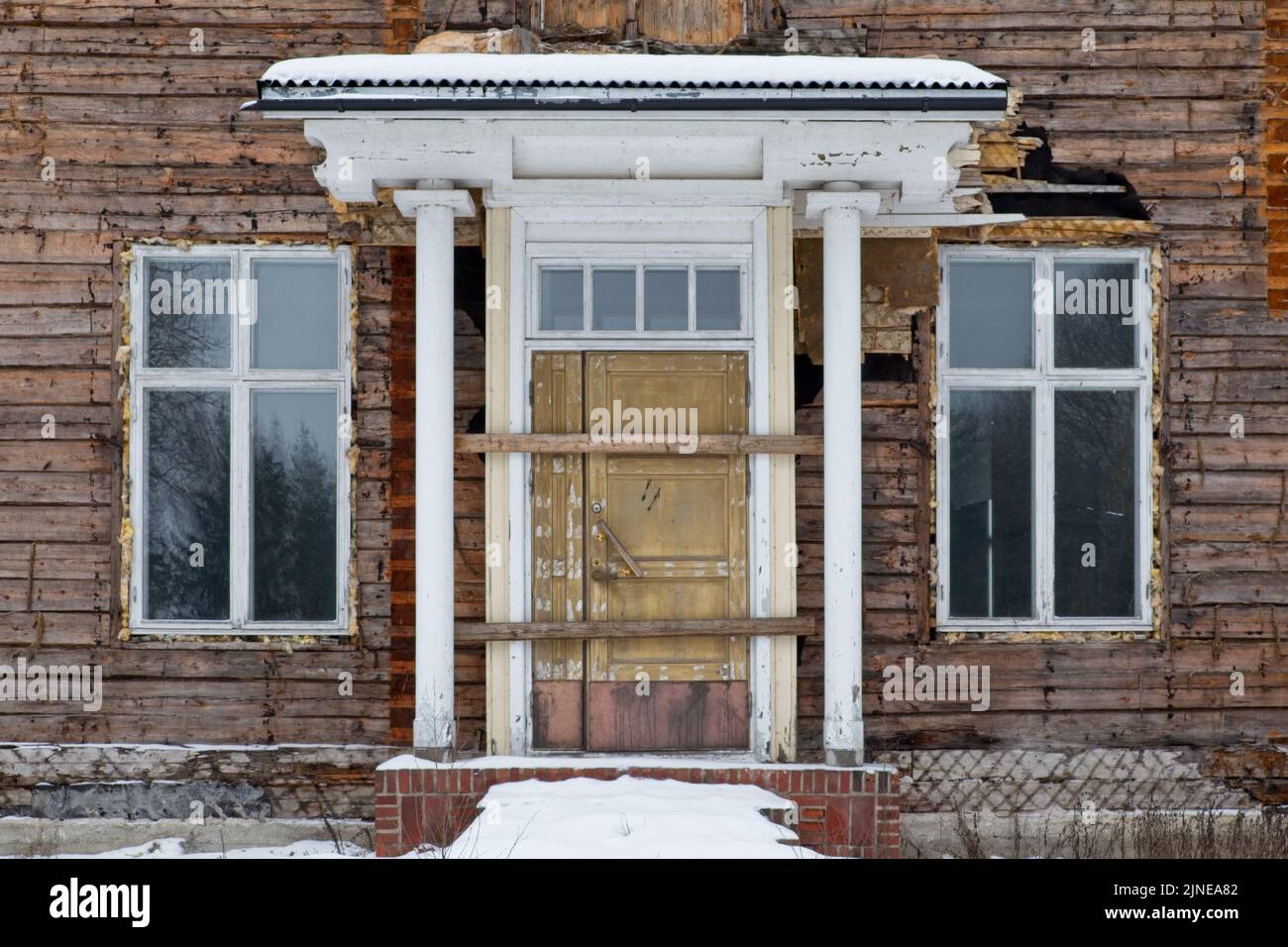 Doorway boarded up hi-res stock photography and images - Alamy