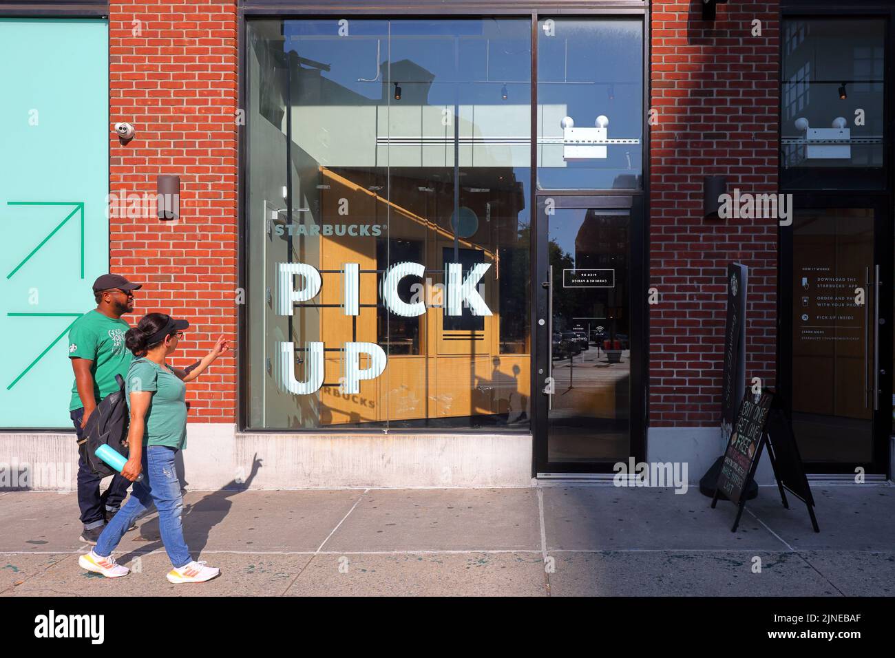 Starbucks mobile order hi-res stock photography and images - Alamy