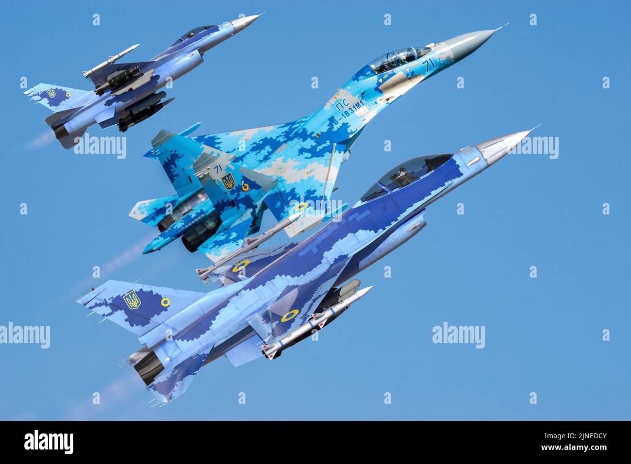 Ukrainian Air Force fighters:Su-27 assisted by F-16s in a hypothetical ...