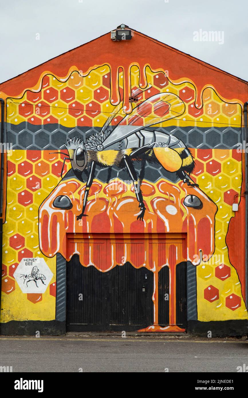 Bee mural hi-res stock photography and images - Alamy