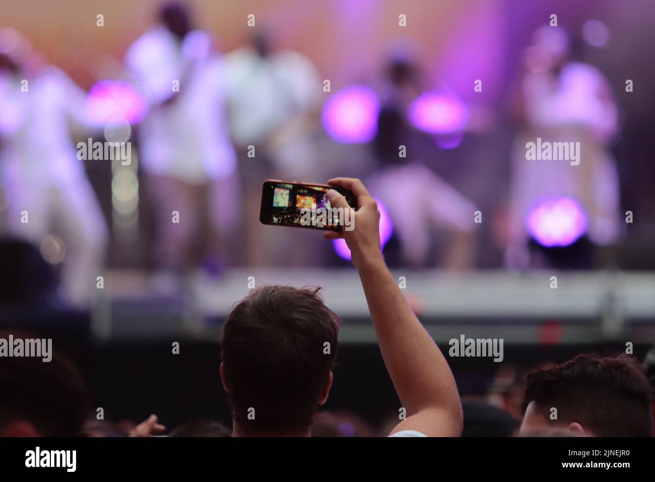 Filming mobile phone hi-res stock photography and images - Alamy
