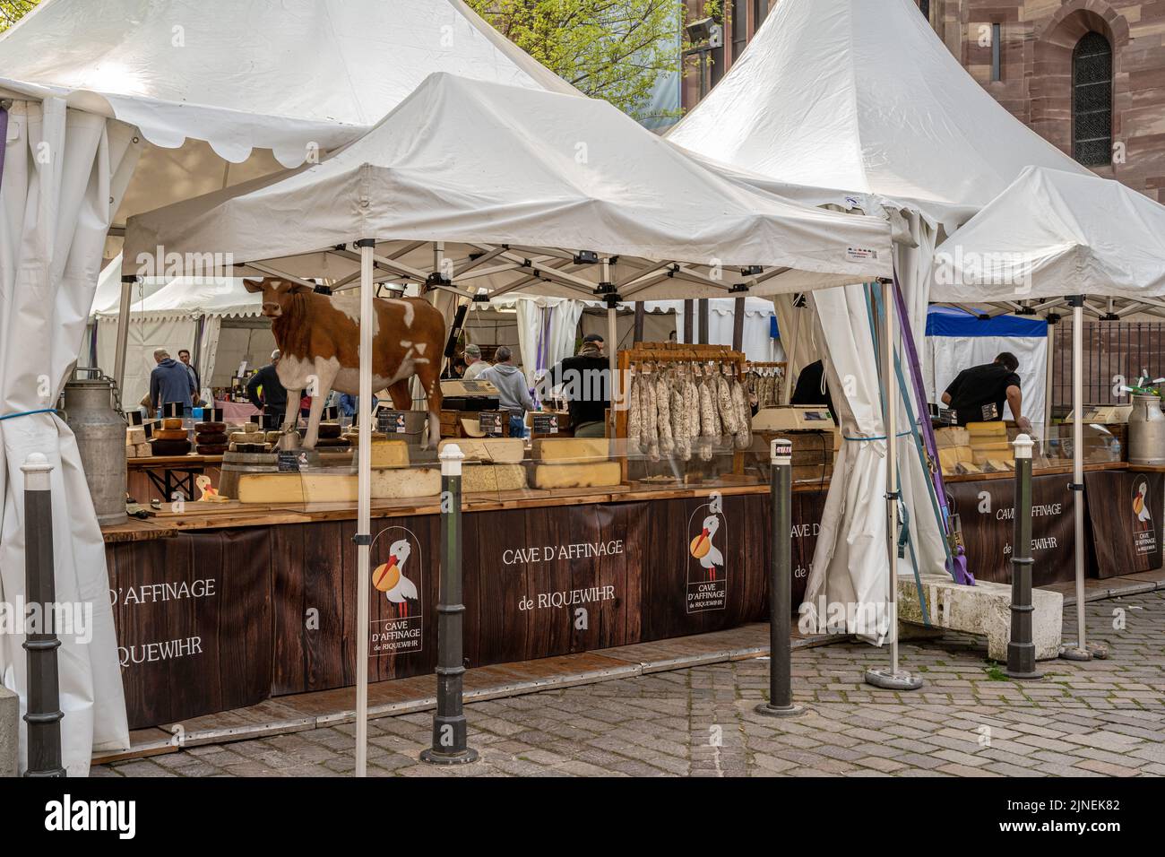 France market cheese tourists hi-res stock photography and images - Alamy