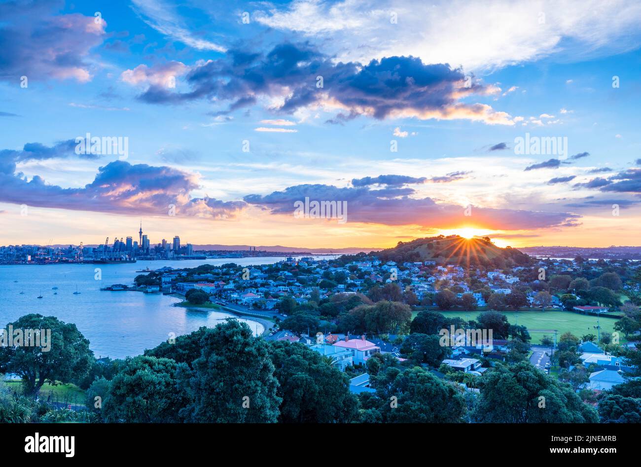 Auckland Skyline at Dusk, Auckland, New Zealand Stock Photo - Alamy