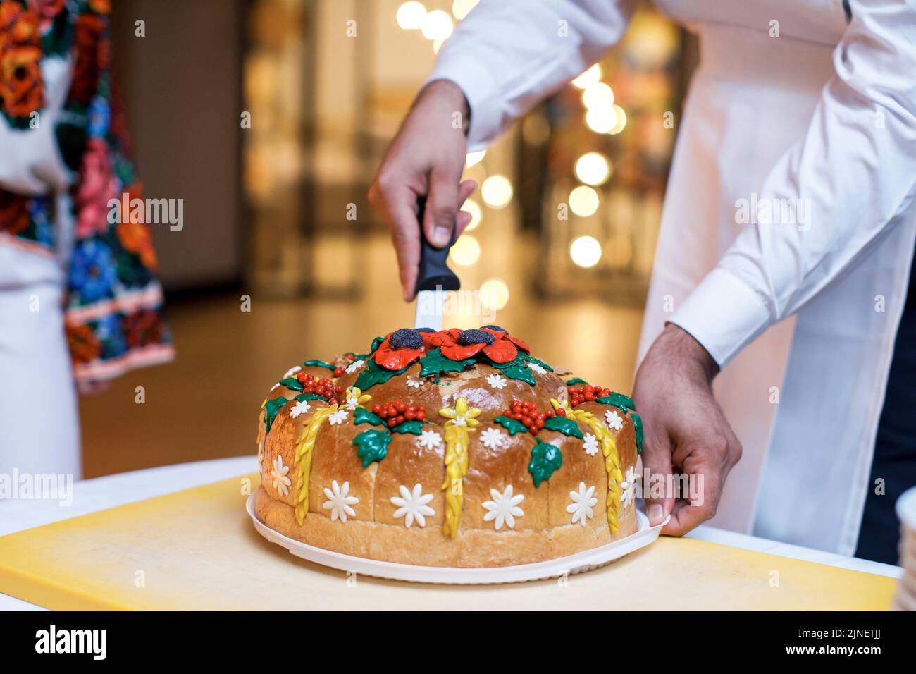 Knife cut wedding cake on hi-res stock photography and images - Alamy