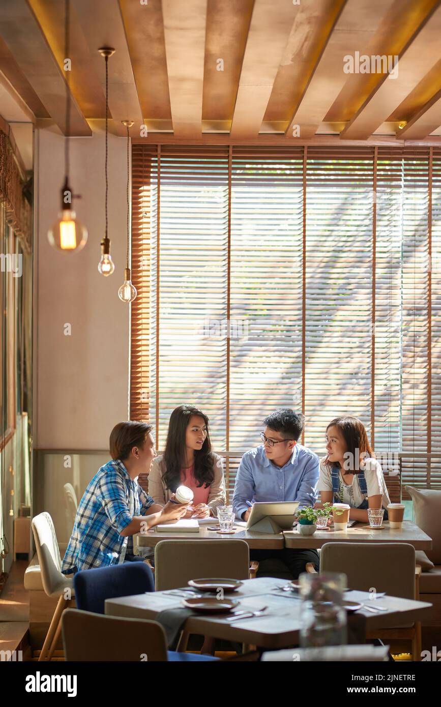 Vietnamese people talking hi-res stock photography and images - Alamy