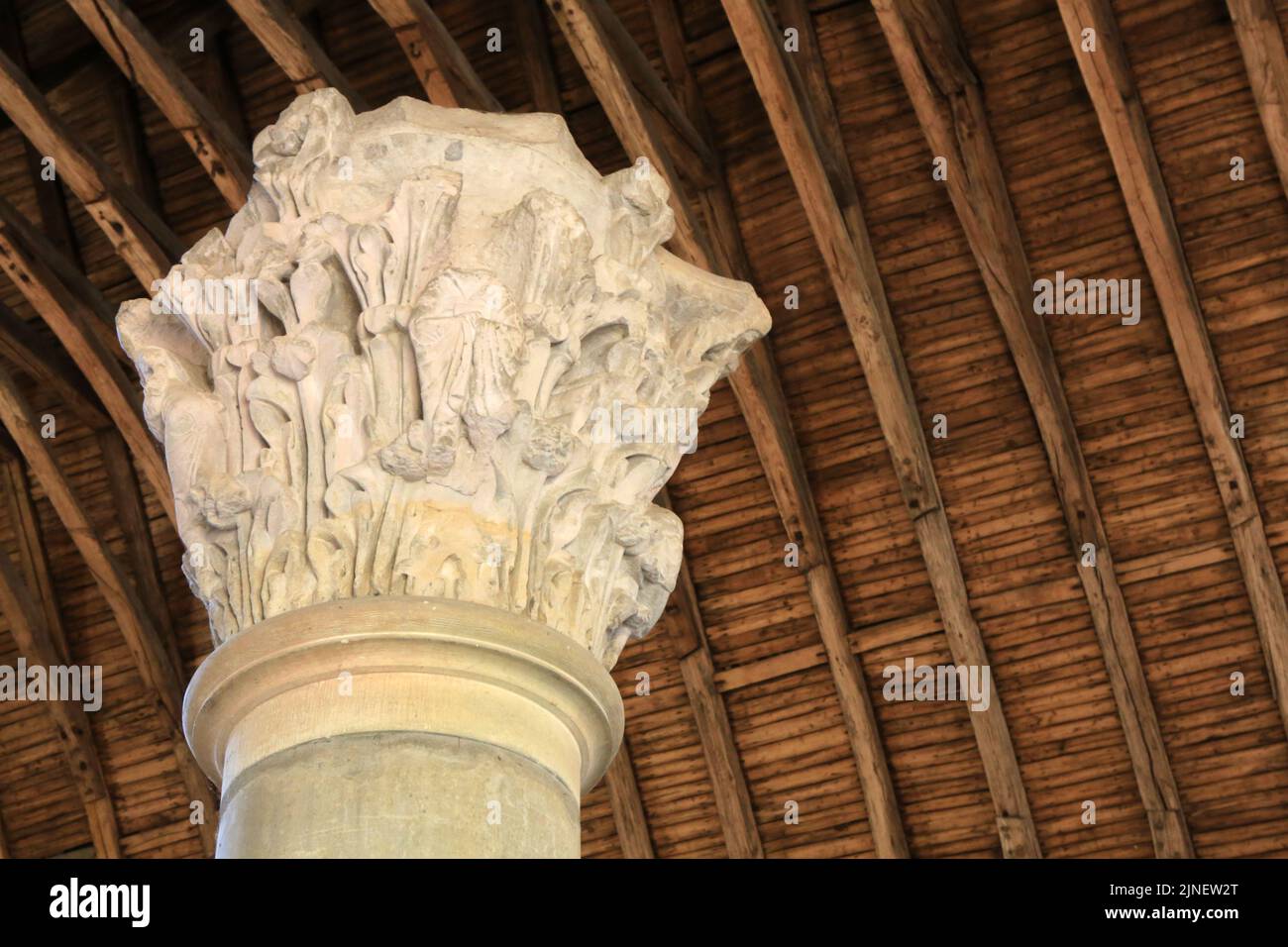 Chapiteau Roman du choeur. Farinier de l'Abbatiale Saint-Pierre et ...