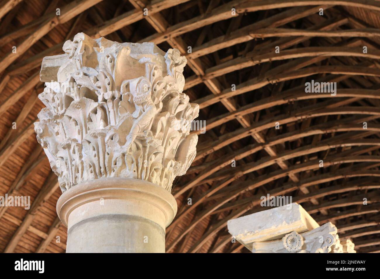Chapiteau Roman du choeur. Farinier de l'Abbatiale Saint-Pierre et ...