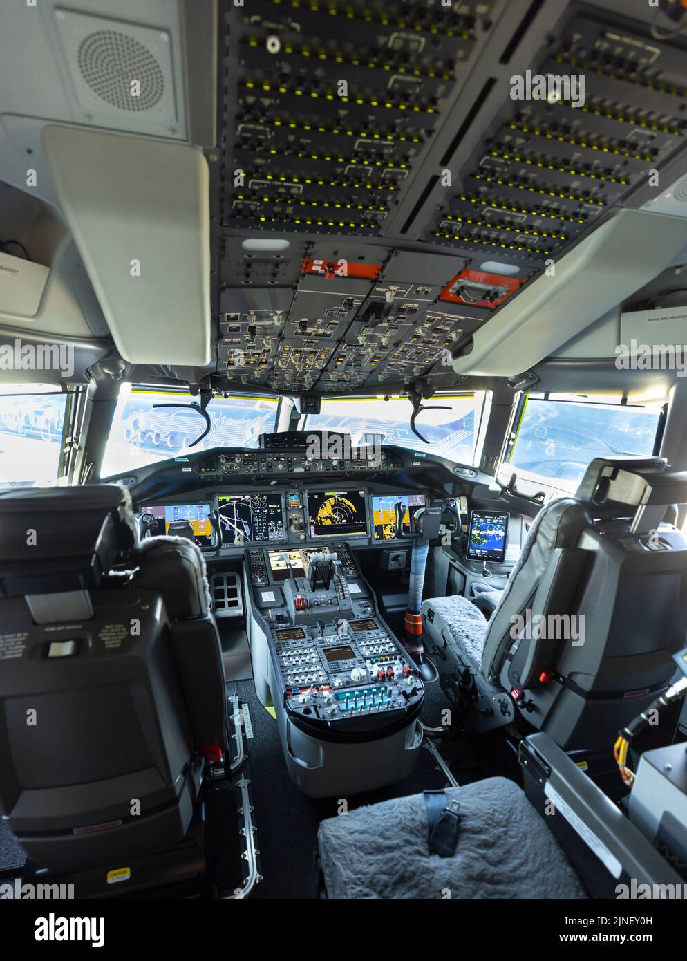 Boeing 777x Flight Deck Stock Photo - Alamy