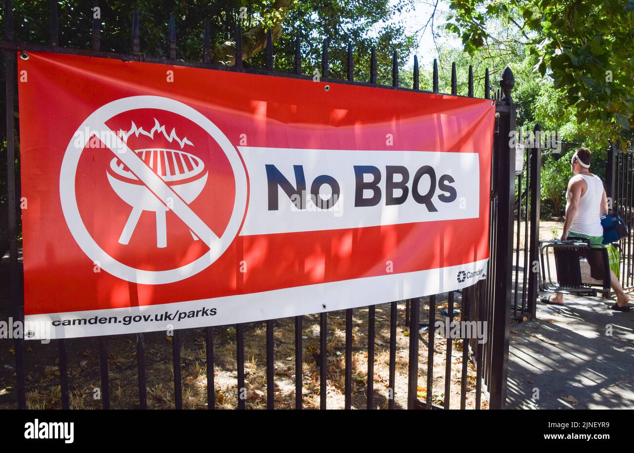 London, England, UK. 11th Aug, 2022. ''No BBQs'' sign at Lincoln's Inn ...