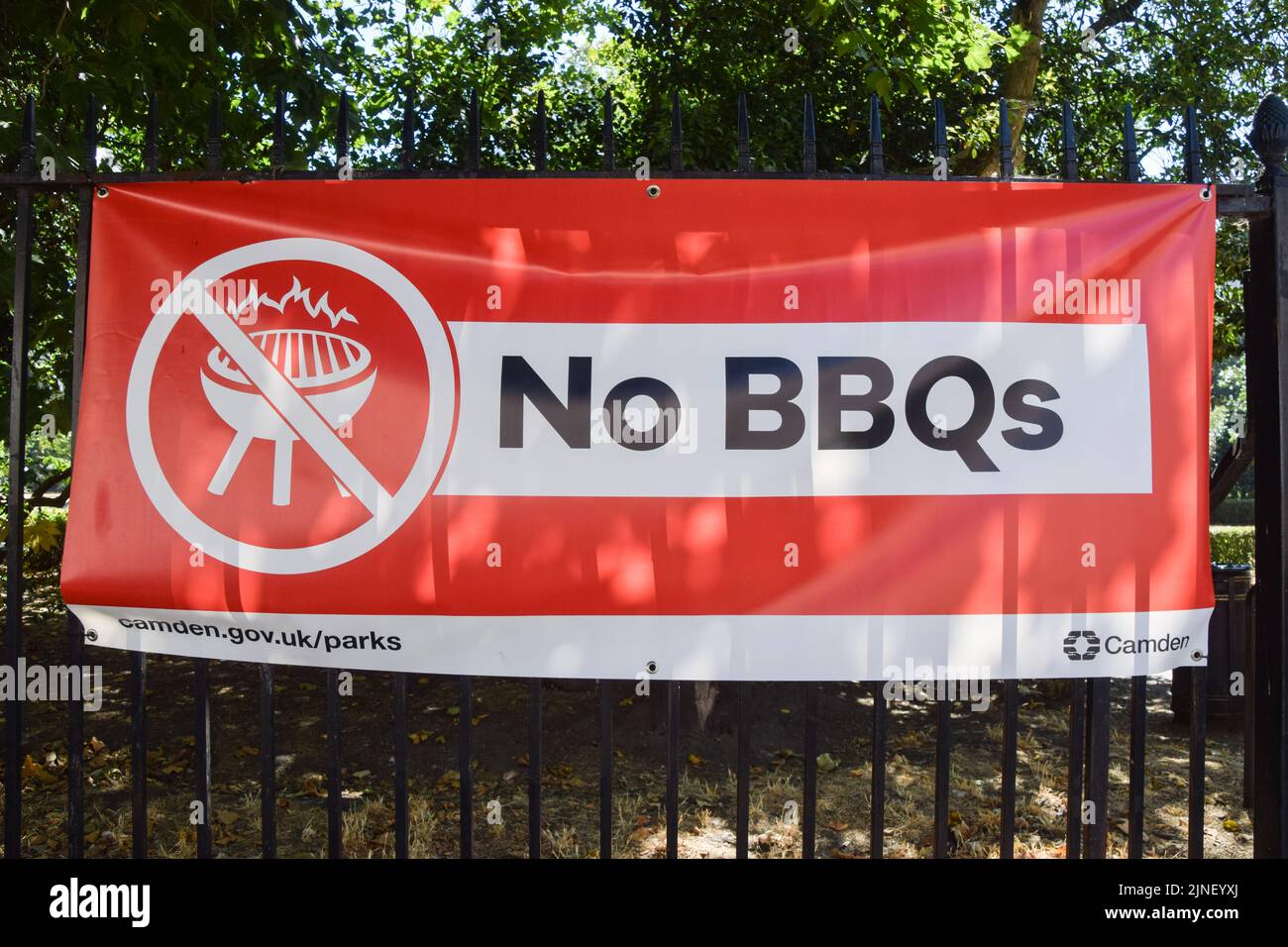London, England, UK. 11th Aug, 2022. ''No BBQs'' sign at Lincoln's Inn ...