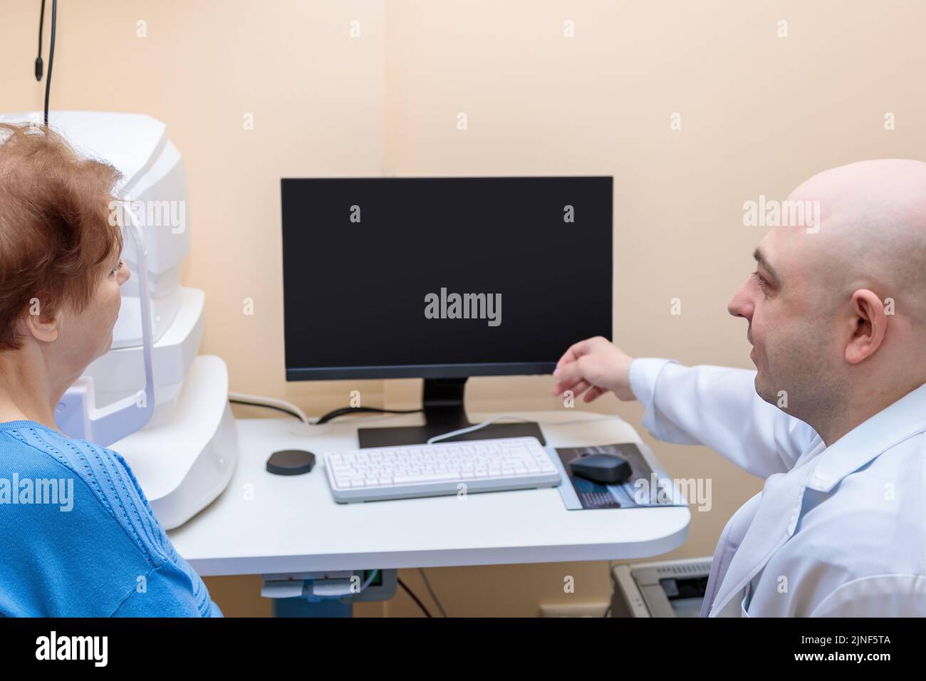 Eye test computer hi-res stock photography and images - Alamy