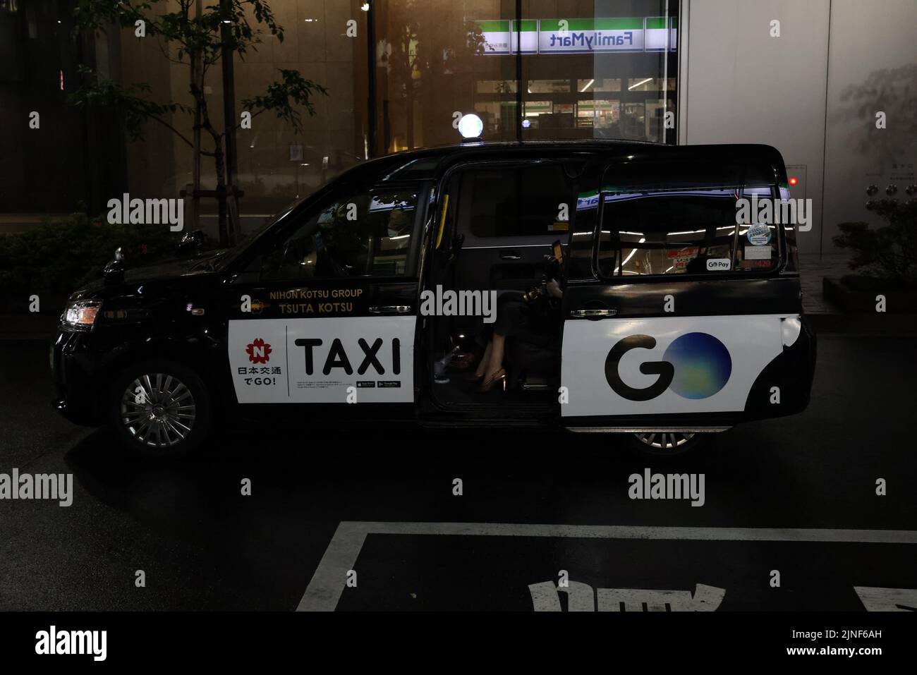 Customer taxi hi-res stock photography and images - Alamy