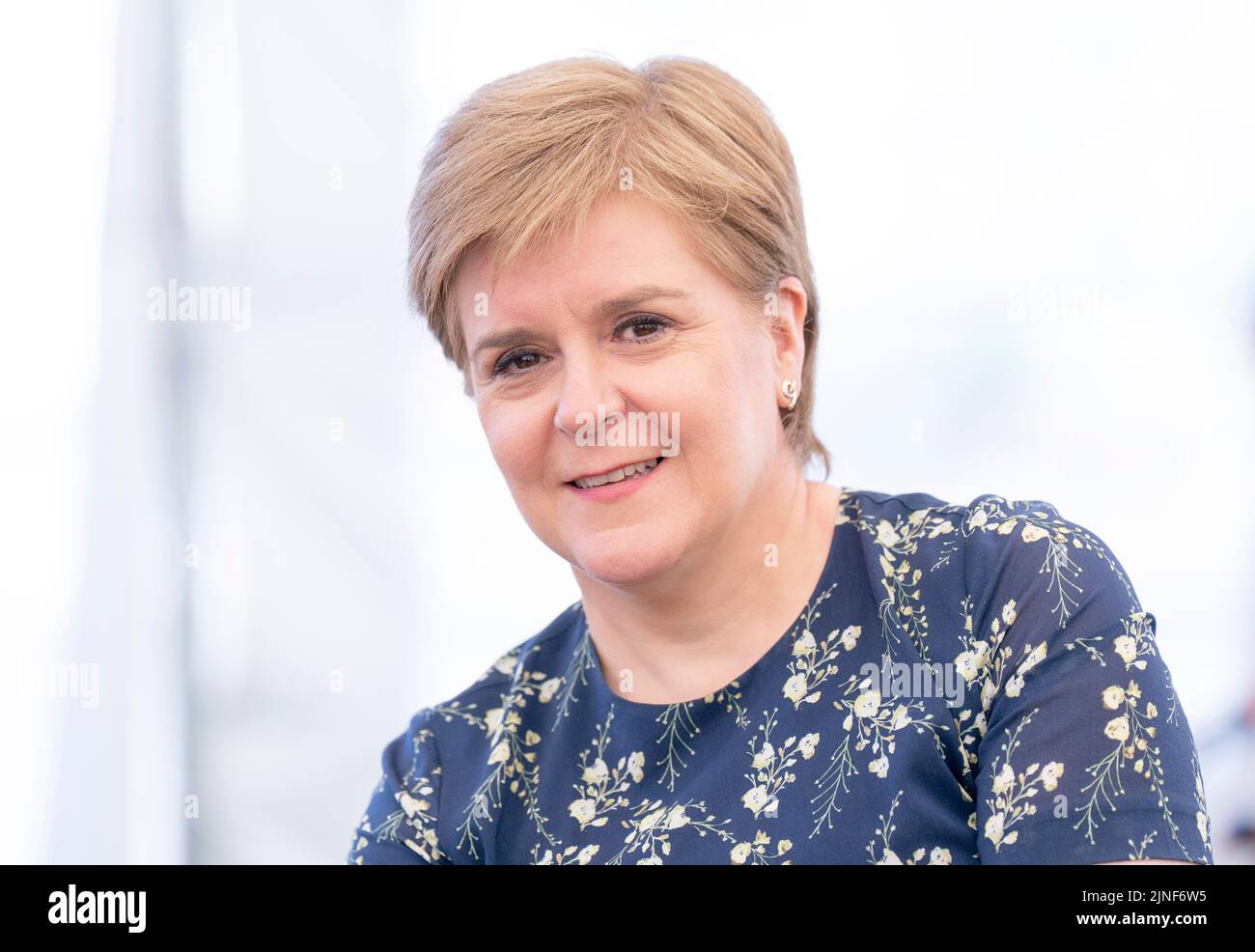 She met volunteers hi-res stock photography and images - Alamy