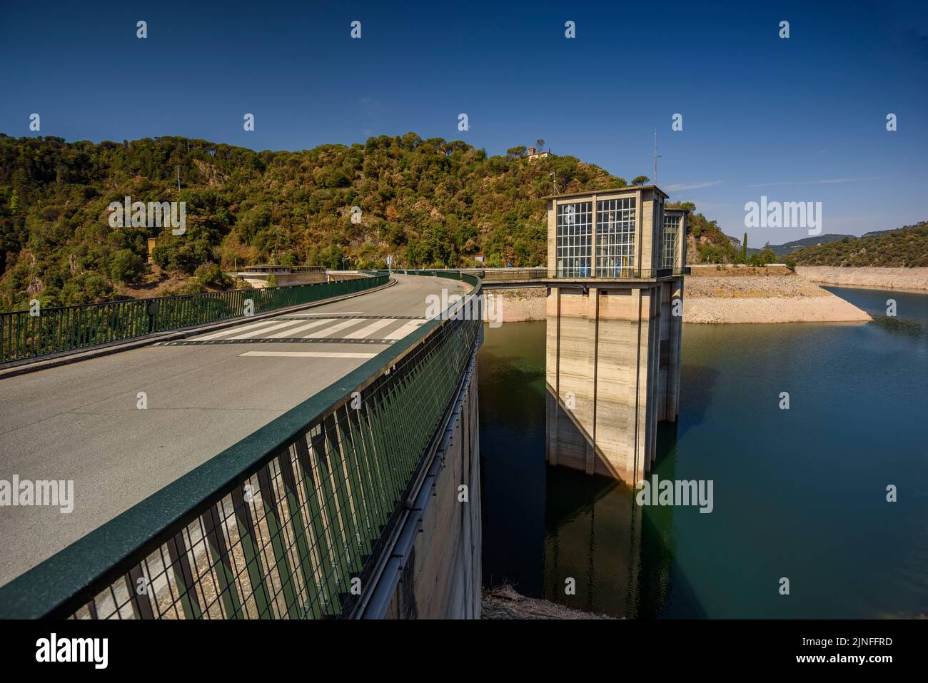 Dam of the Sau reservoir, on the Ter river, during the summer drought ...