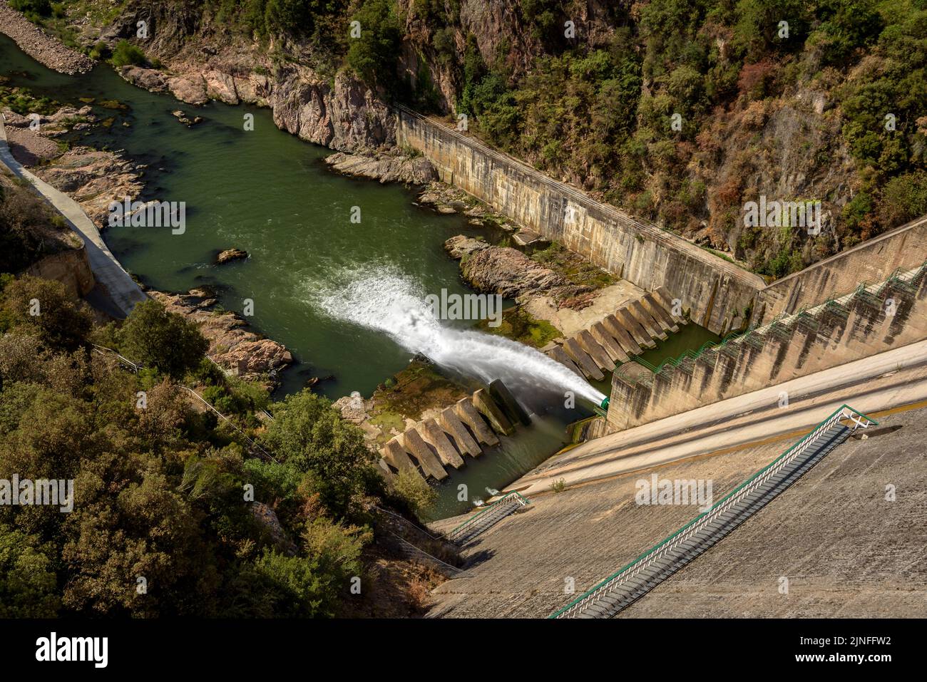 Dam of the Sau reservoir, on the Ter river, during the summer drought ...