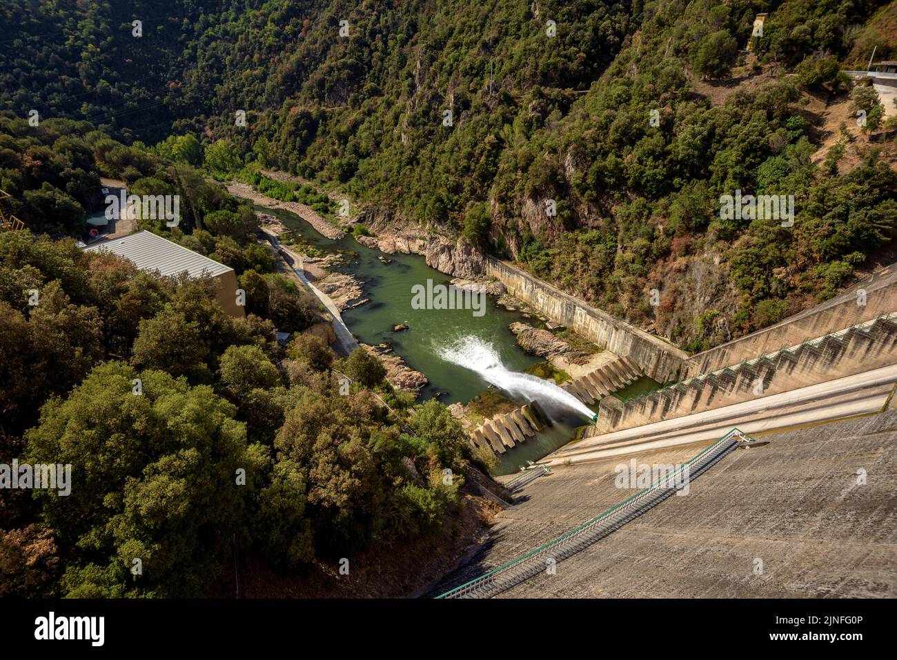Dam of the Sau reservoir, on the Ter river, during the summer drought ...