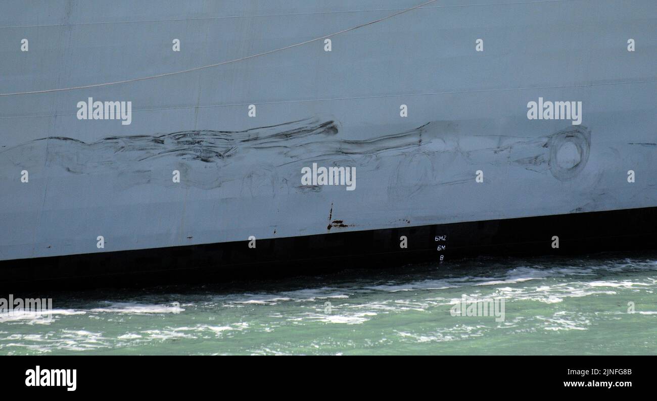 THE NAVY'S NEWEST MULTIMILLION POUND DESTROYER HMS DARING RETURNS TO ...