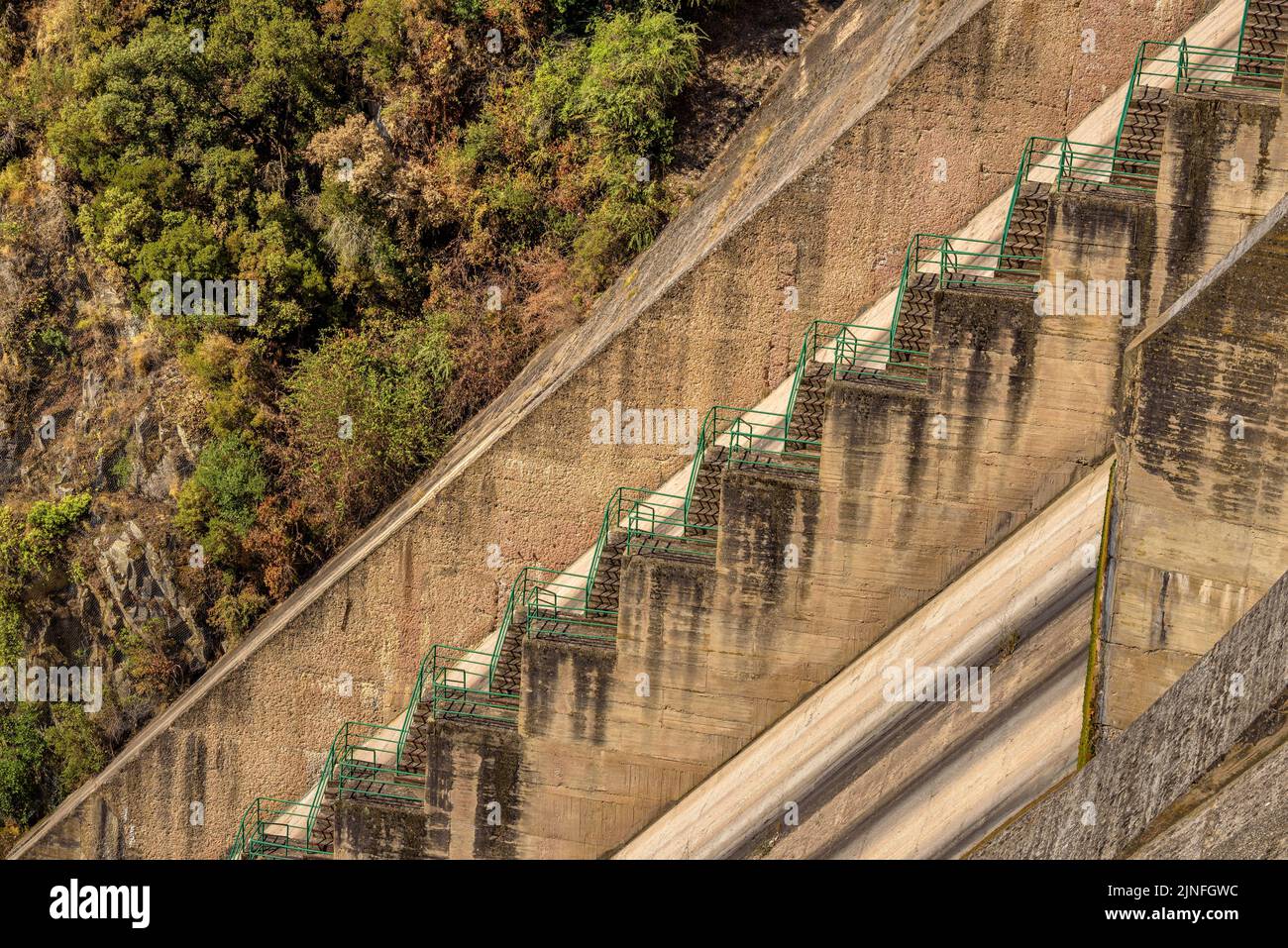 Dam of the Sau reservoir, on the Ter river, during the summer drought ...