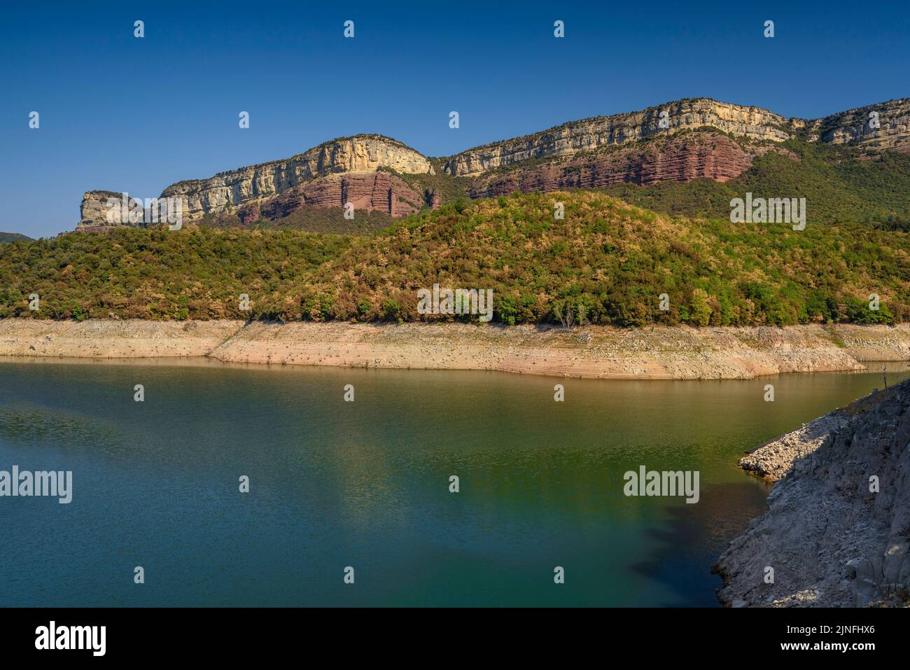 Dam of the Sau reservoir, on the Ter river, during the summer drought ...