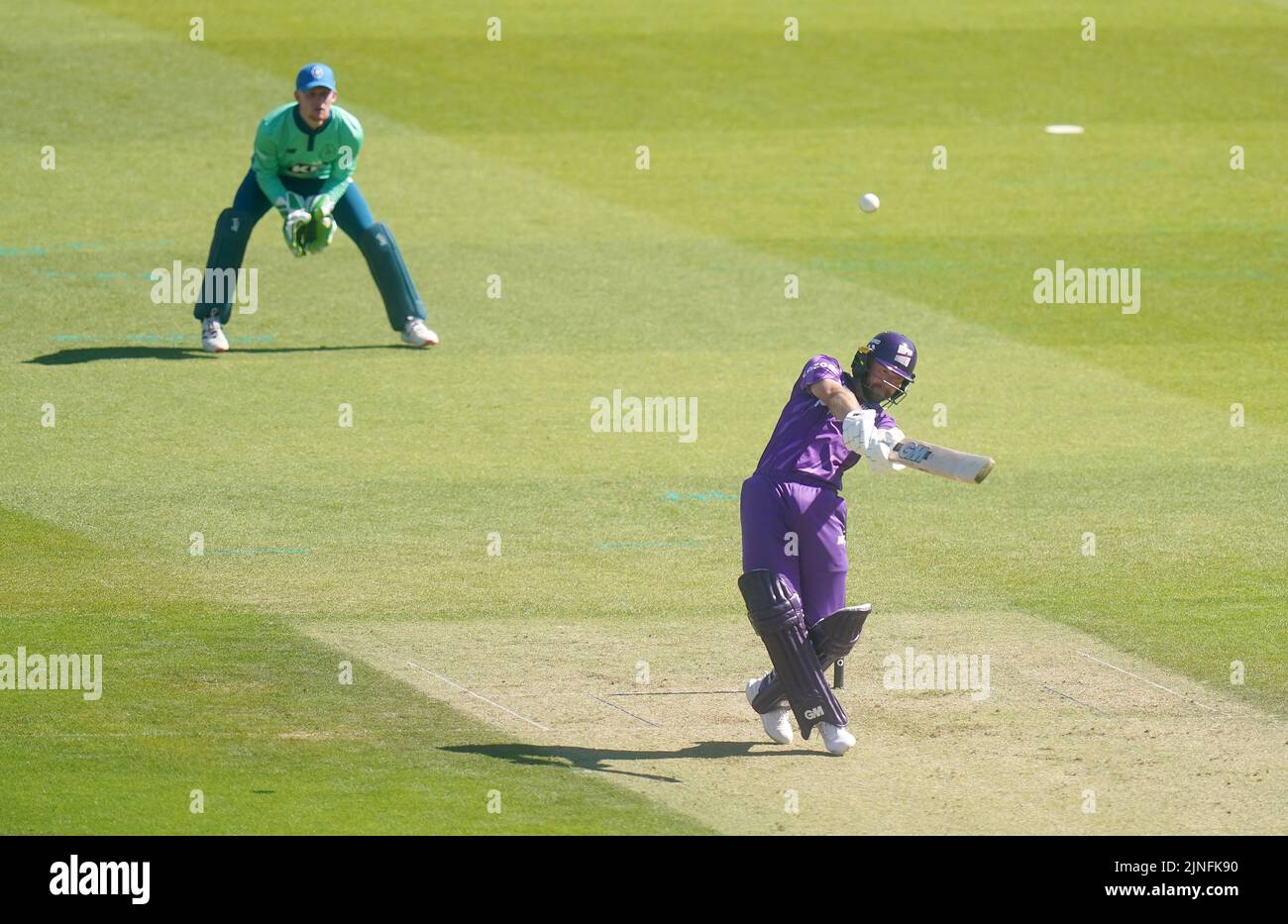 Cricket balls and bats hi-res stock photography and images - Alamy