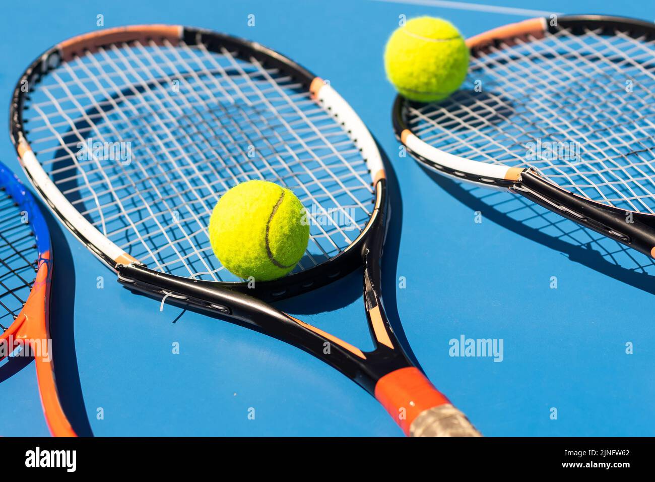 a broken tennis racket blue tennis court Stock Photo - Alamy